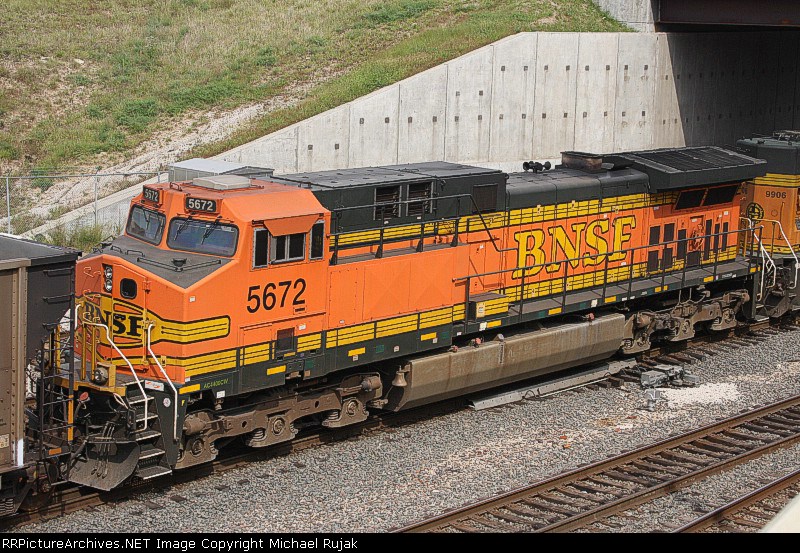 BNSF 5672